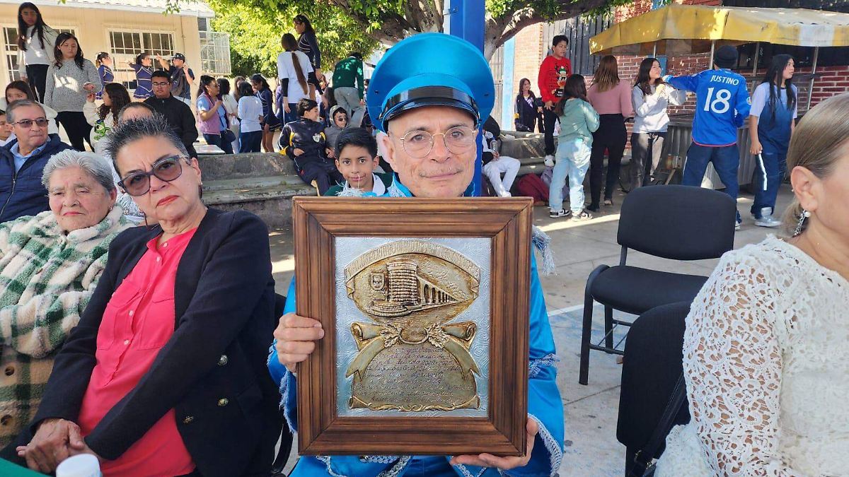 Emotiva despedida del maestro Roberto Marmolejo tras 44 años de servicio educativo en Acámbaro ...